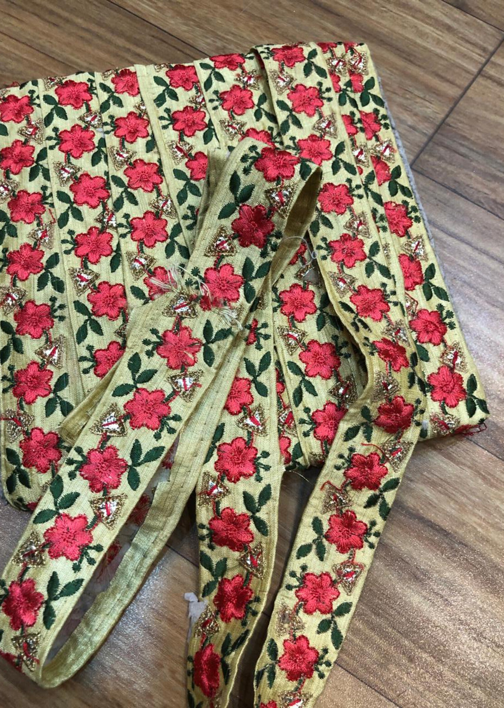 Sunehri Phool Patti Lace – Aparnaa Sarees